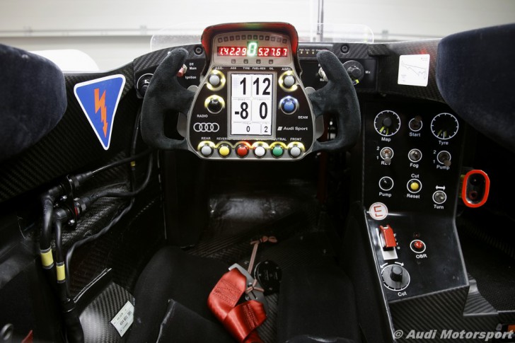 #Throwback Tom Kristensen vous présente le cockpit de l’Audi R15 plus ...